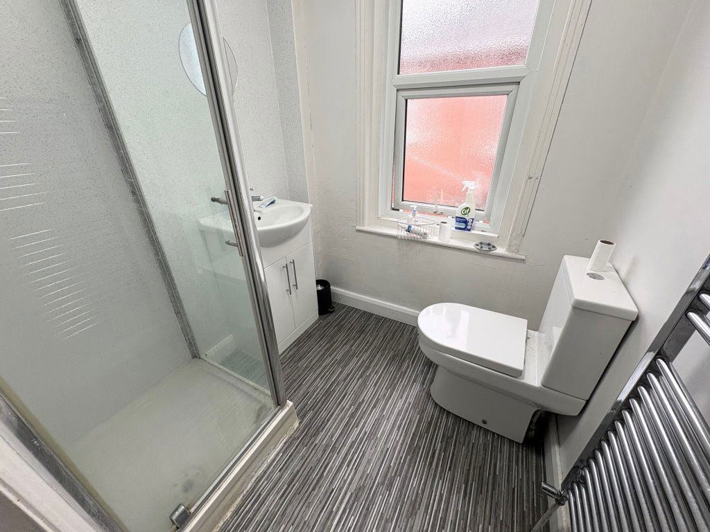 STUDENT FIVE DOUBLE BEDROOMS, TALBOT ROAD (P07853) - Roberts Estate Agents
